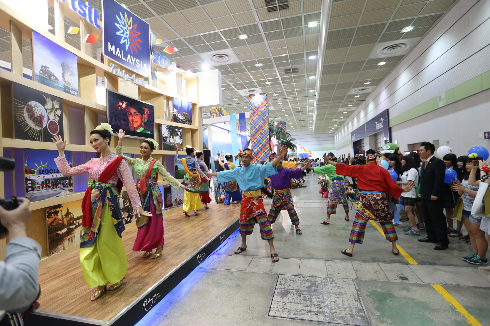 Tourism Malaysia Wins Two Awards at Korea World Travel Fair (KOTFA ...